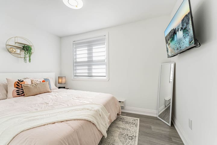 Economy King: Modern 2b/1b, Kitchen, Parking! - Cornwall, ON, Canada