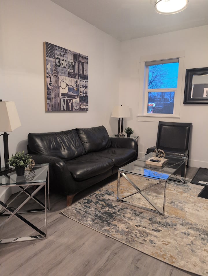 3brm Entire House 1blk From The River - Saskatchewan