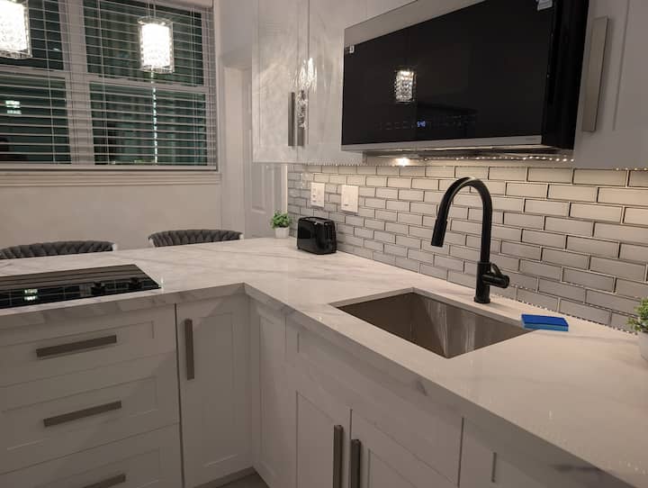 The Beach Vibe Loft - Delray Beach, FL