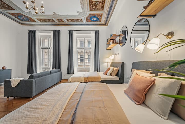 Fresco Vinohrady Apartment With Historic Painting - Prága