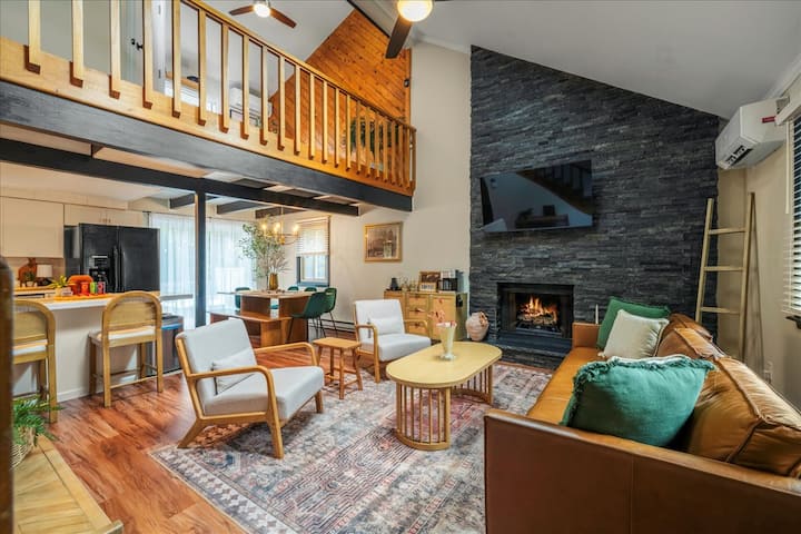 Chic Chalet Mins. To Skiing W/ Hot Tub & Firepit - Pocono Lake