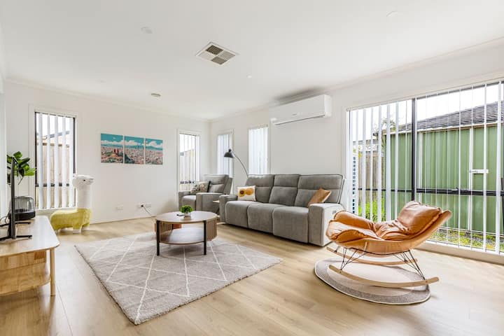 Berwick 3br Home With 2 Free Parking| Near To Mall - Cranbourne