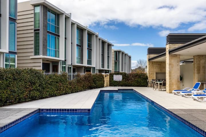 Modern Escape, Central & Cozy, Sleeps Up To 7 - Reno