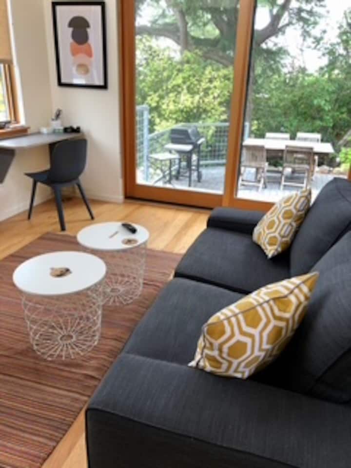 Bright Modern Studio Cottage Near Magnolia Village - State of Washington