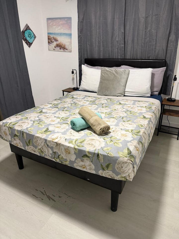 Spacious 3br Home For 9 Guests + Patio - Hialeah, FL