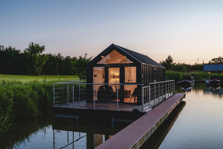 Floating Pet Friendly Pod - Tarporley