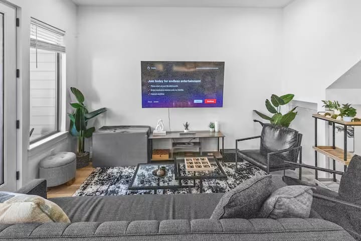 Modern 3br Gated Townhome Near Med Center - Houston, TX