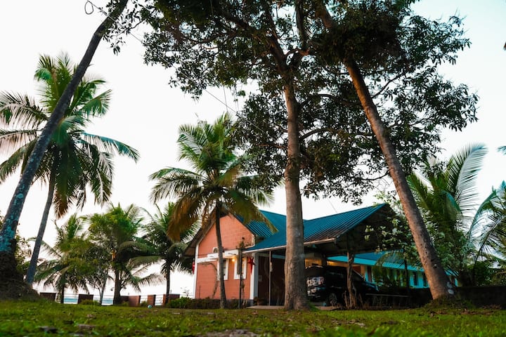 Calm & Cozy Waterfront Villa Wrapped In Backwaters - Kochi, India