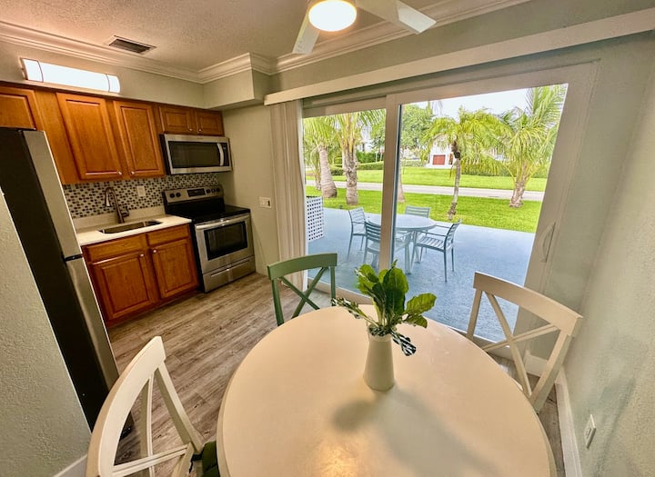 Sunny & Stylish Hideaway 02 Steps To The Beach - Deerfield Beach, FL