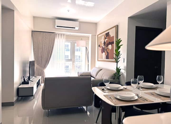 Classy 2br: Timeless Style With Premium Amenities - Parañaque