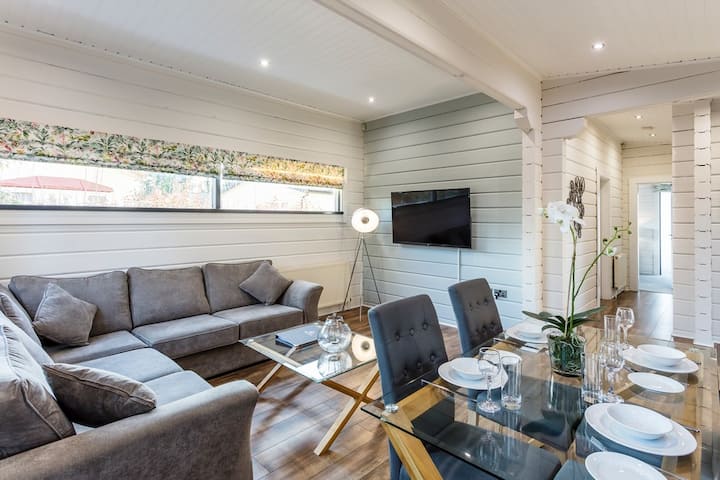 Pet Friendly Hot Tub Lodge - United Kingdom