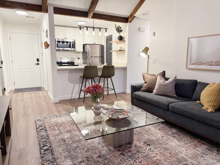 Modern Comfort In Shawnee • 2 Bed 2 Bath - Shawnee, KS
