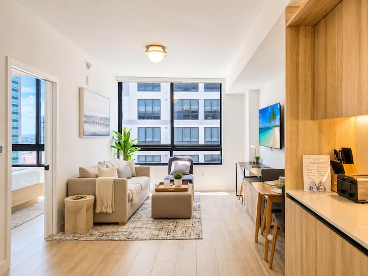 Downtown Miami | Modern Condo + Free Parking - Miami, FL