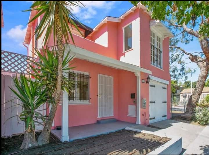 Bright & Cozy 2br Retreat – Prime Location! - West Hollywood, CA