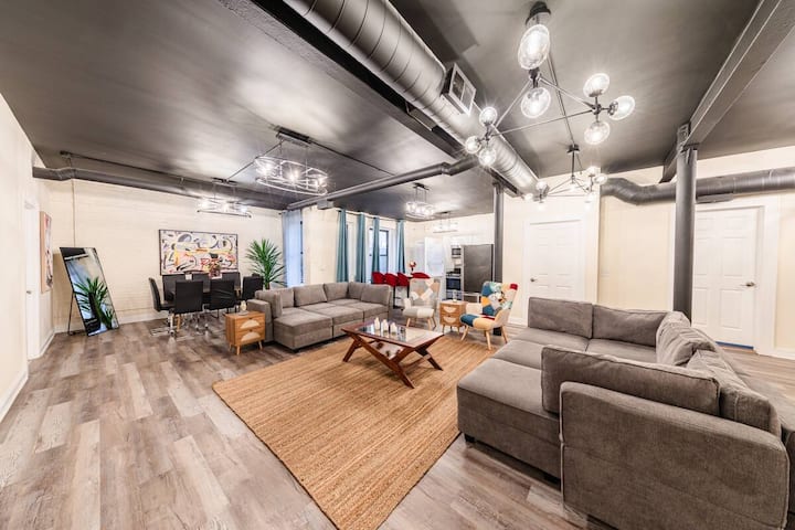 Modern Suite W/pool Table & High Ceilings - Chicago, IL