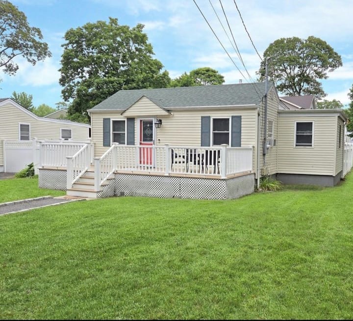 ​Ronkonkoma Lake Home: Peaceful, Cozy, By Airport - Stony Brook, NY