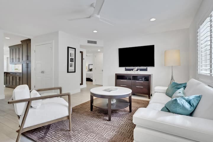 New! Modern Park Shore Condo—walk To Everything - Naples, FL