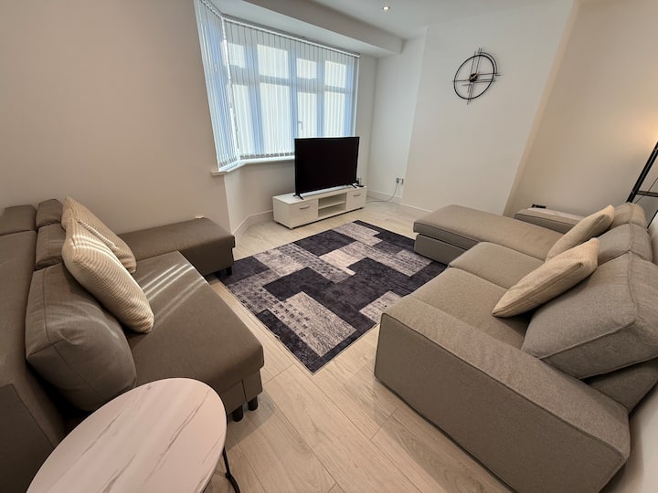 Luxury 4 Bedroom House In Harrow - Ruislip