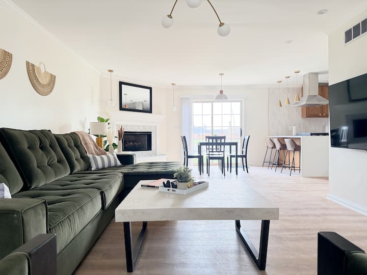 Shoreham Luxe | Vibrant 4br\2.5ba With Waterfront - Evansville, IN