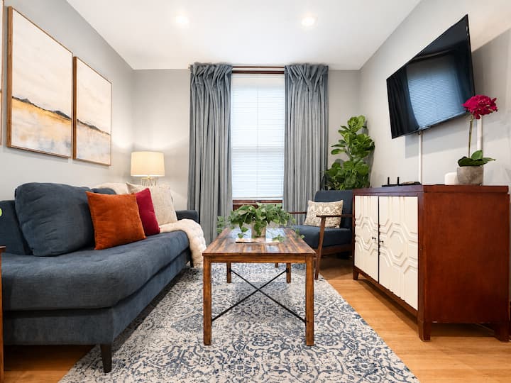 Urban Nest Near The Zoo 2 | Stylish King Bedroom - Omaha, NE