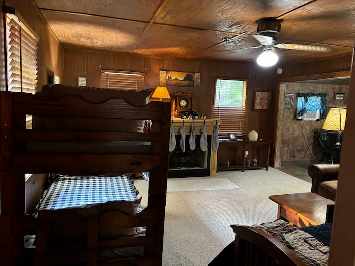Binion Creek Camp House Tucked In The Woods - Tuscaloosa, AL