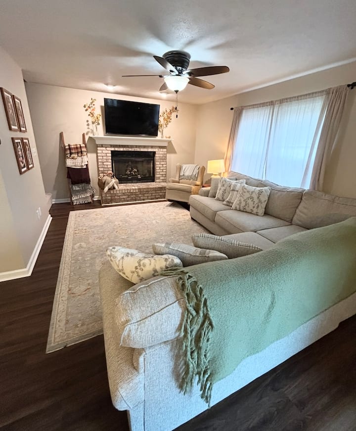 Big House 10 Mins From Iu Sleeps 8 Persimmon Place - Bloomington, IN
