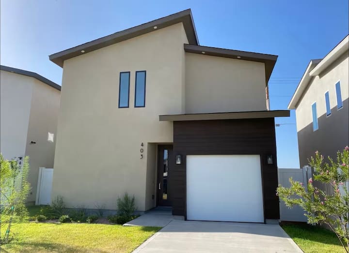 5 Bedroom Near I-35 - Laredo, TX
