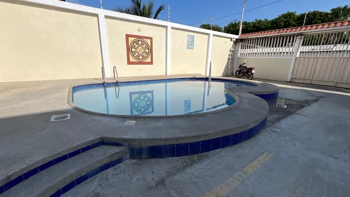 Cómodo Y Seguro Centro De Crucita A 30 Mts Del Mar - Crucita