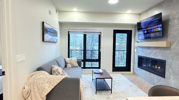 3 Sisters Mountain Getaway | Luxe 2br W Pool & Gym - Canada