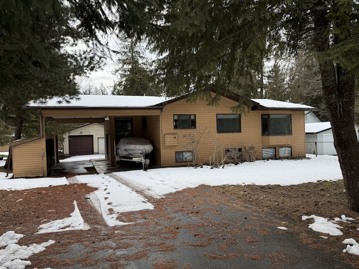 Cozy B&b: Mountain Winters Meet Lakeside Summers. - Sicamous