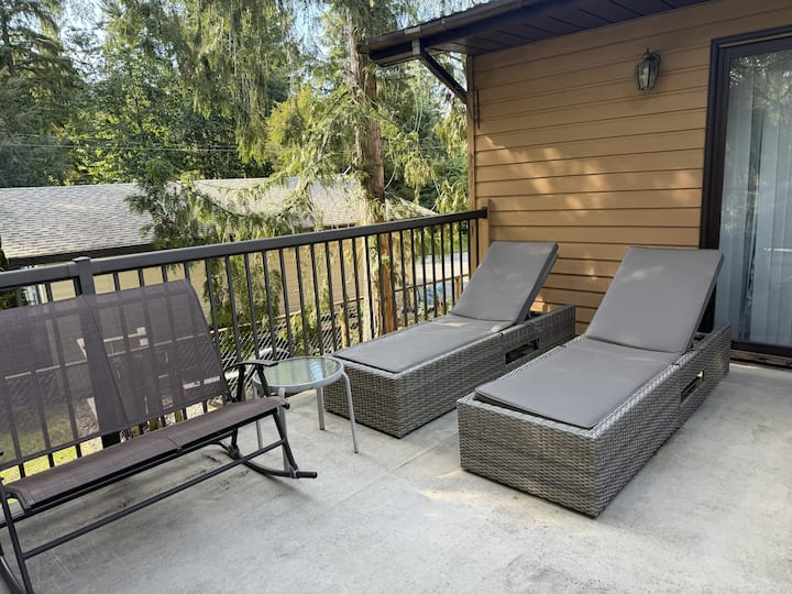 Cozy B&b: Mountain Winters Meet Lakeside Summers. - Sicamous