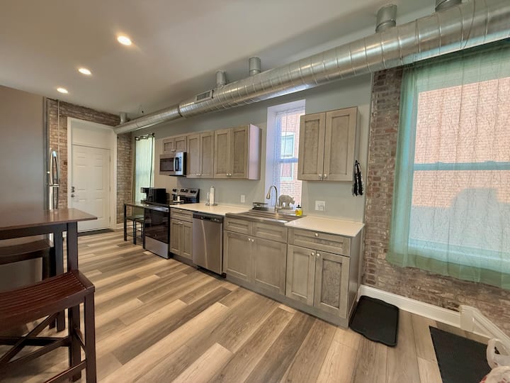 Industrial Loft Above An Empty Commercial Space - Saint-Louis, MO