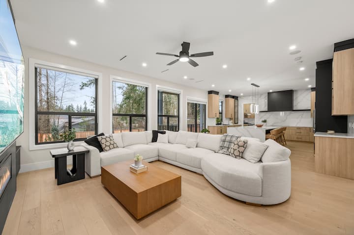 Luxury 5br Modern Home Huge Open Layout - Langley