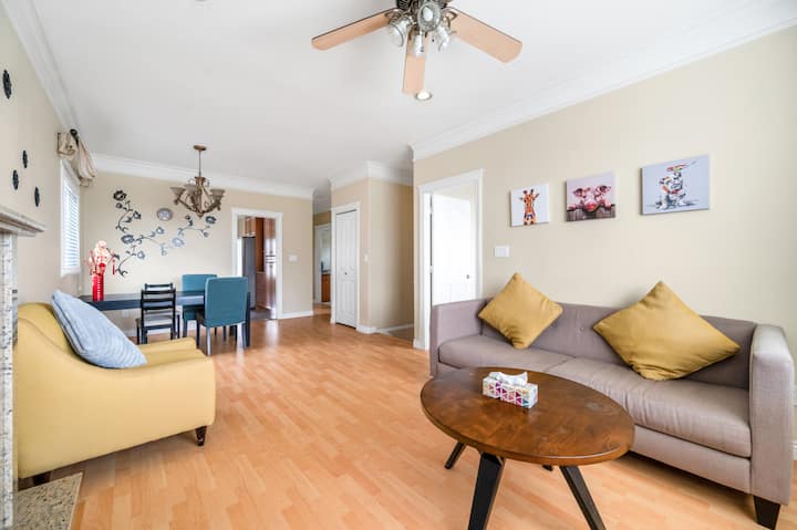 Cozy Stay In Metrotown • Steps To Skytrain - Burnaby