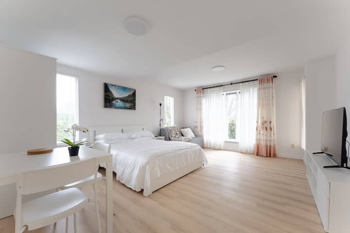 Bright Sunlit Room At Pastoral Corner · Near Ubc - Vancouver