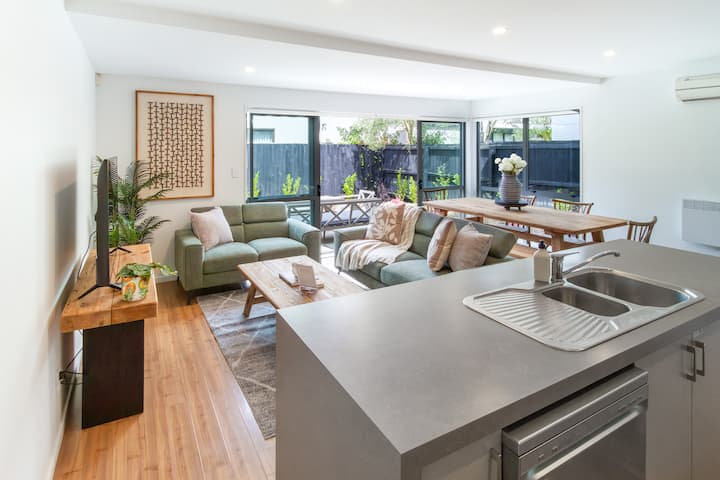 Sherborne St | Secure Townhouse With Double Garage - Christchurch