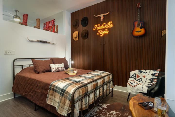 Park Free • Walk Broadway 1 King 2 Queens Sleeps 6 - Nashville, TN