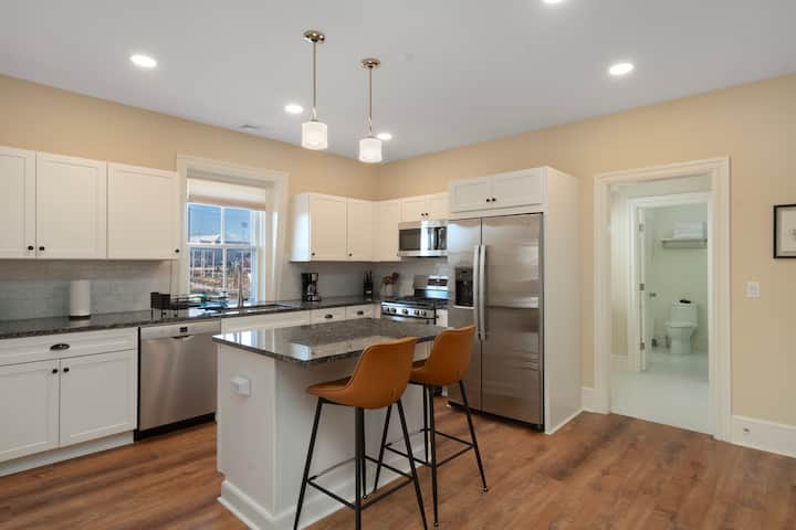 Fabulously Spacious Apt. Near Brown + Free Parking - Providence, RI