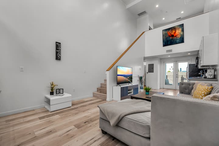 Chic 1br Loft W/ Balcony + Parking | Full Kitchen - West Hollywood, CA