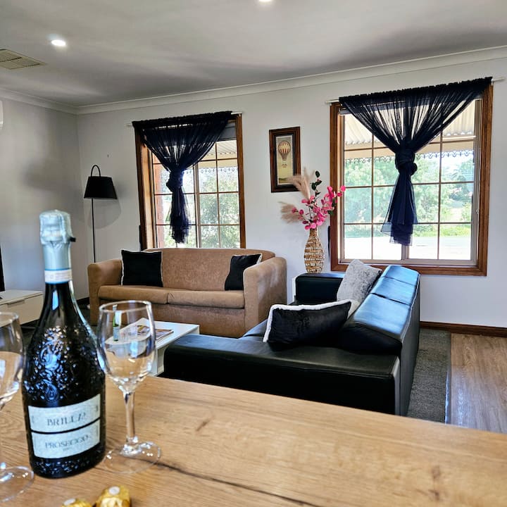 The Little Benalla Escape - Cosy Country Getaway - Benalla