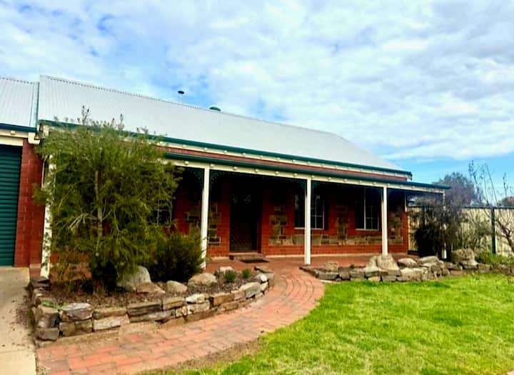 The Little Benalla Escape - Cosy Country Getaway - Benalla