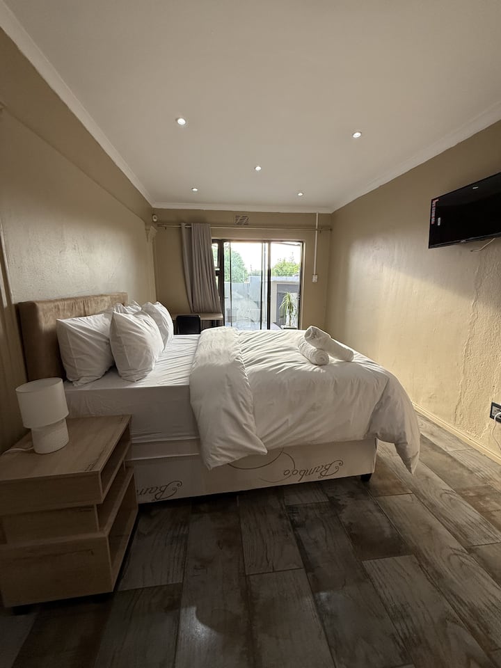 Quiet And Stylish Unit In Guesthouse With Pool - Western Cape