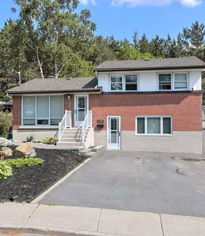 Lovely 3-bedroom Apartment Unit With Free Parking - Grand Sudbury