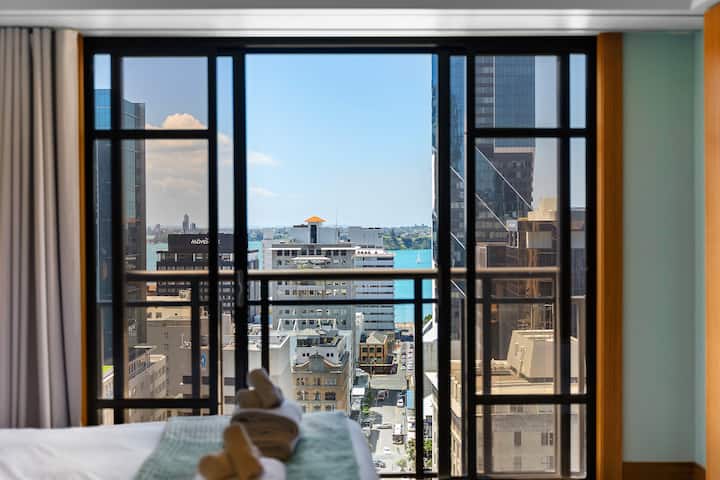 Bright Central City Escape - Auckland