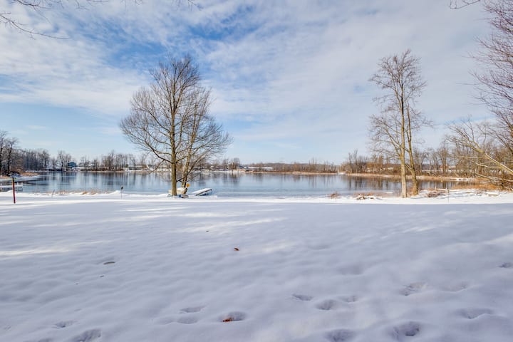 Lakeside+patio+fireplace+sleeps 10| Hearth & Lake - Topeka, IN