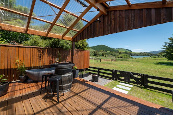 Kōtare Lakeside Retreat - New Zealand