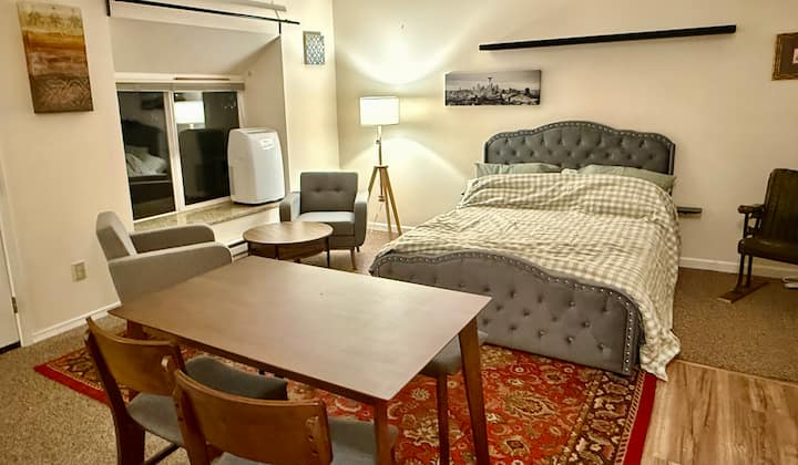 Cozy Private Studio With Patio & Parking - Bellevue, WA