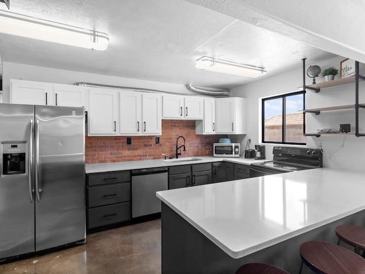 2 Br | 1ba | Spacious Suite | Sleeps 8 | Near Zion - Leeds, UT