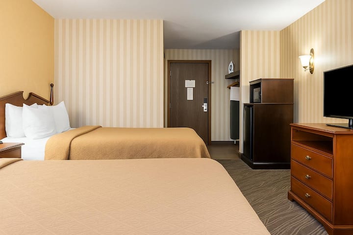 Alpine Gaylord Double Queen: Pool, Gym & Breakfast - Gaylord, MI