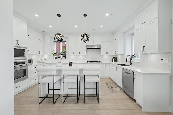 Comfy & Spacious 5br Home In Vancouver For Groups - Burnaby